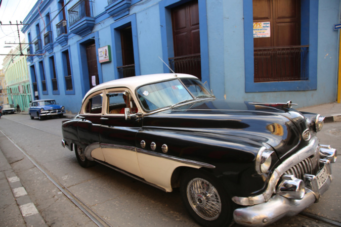 Cuba permite a los turistas pasear en los "almendrones", coches ...