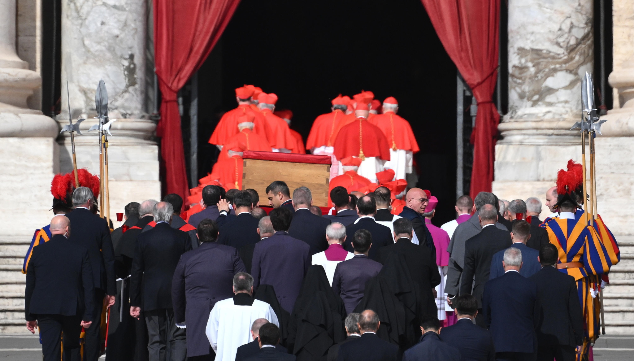 El féretro del Papa Francisco llega a la Basílica de San Pedro para su ...