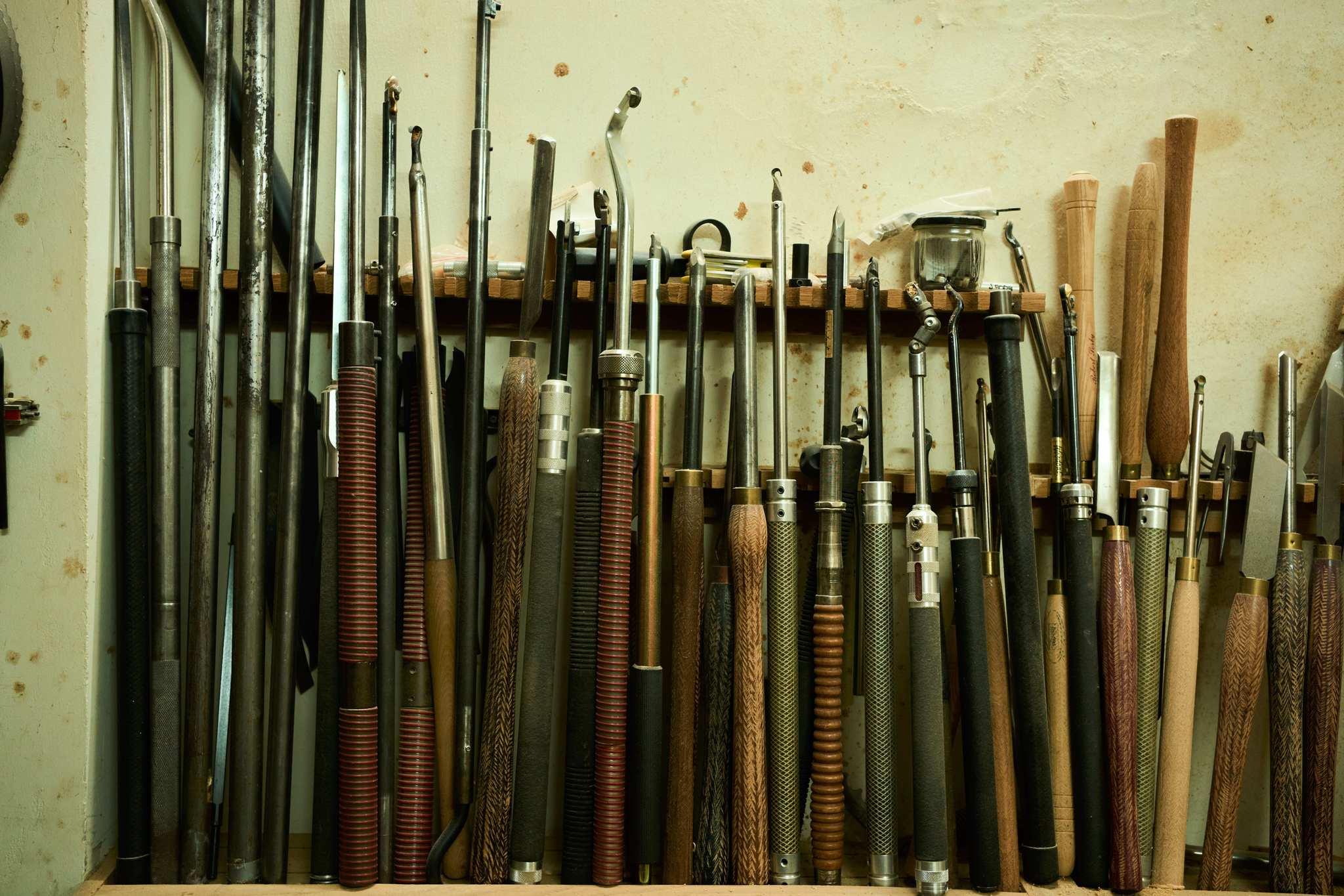 Las criaturas mutantes que Toni Porto talla en madera | Arquitecturas