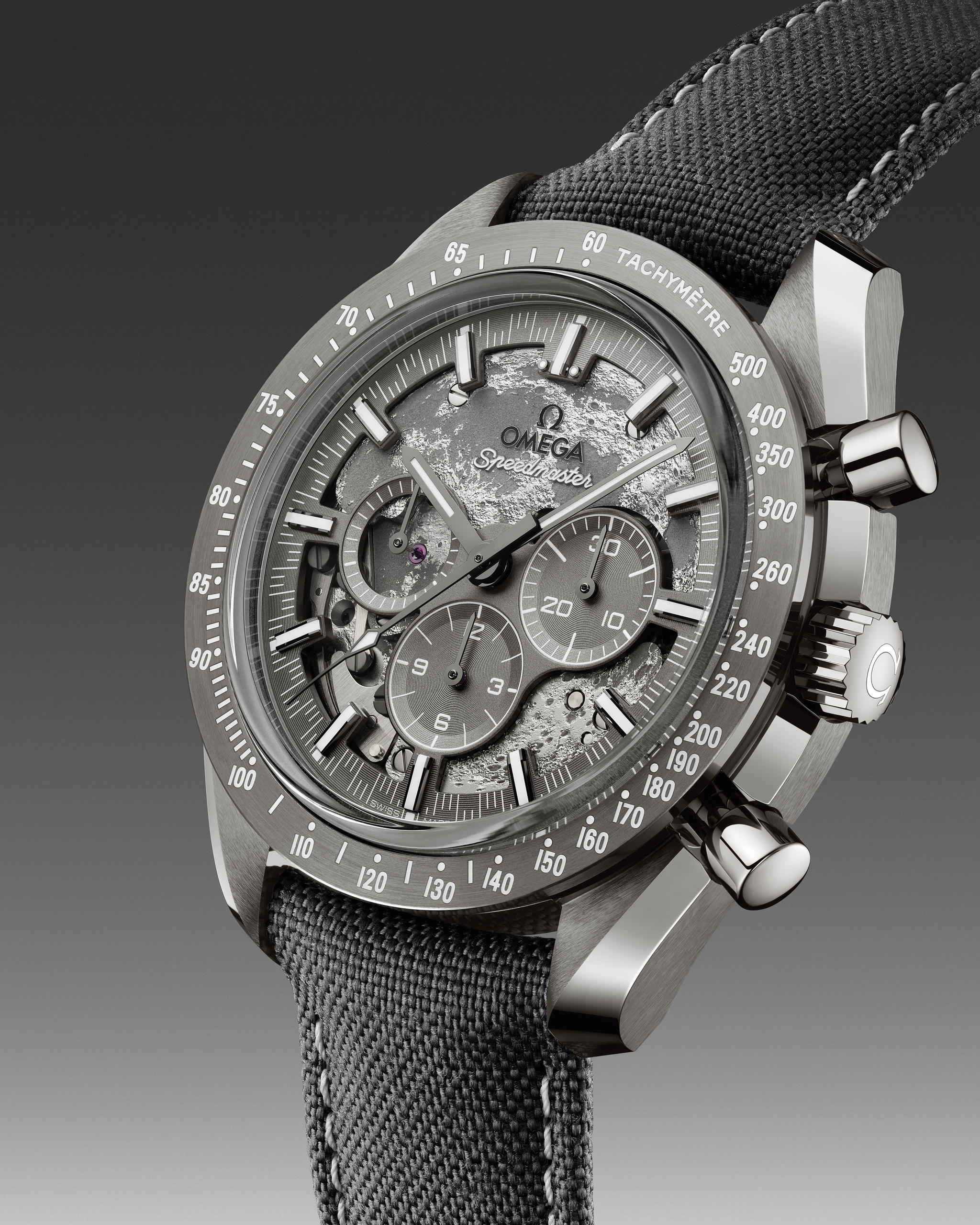 Omega viste su Speedmaster de gris... y le sienta genial | Relojes