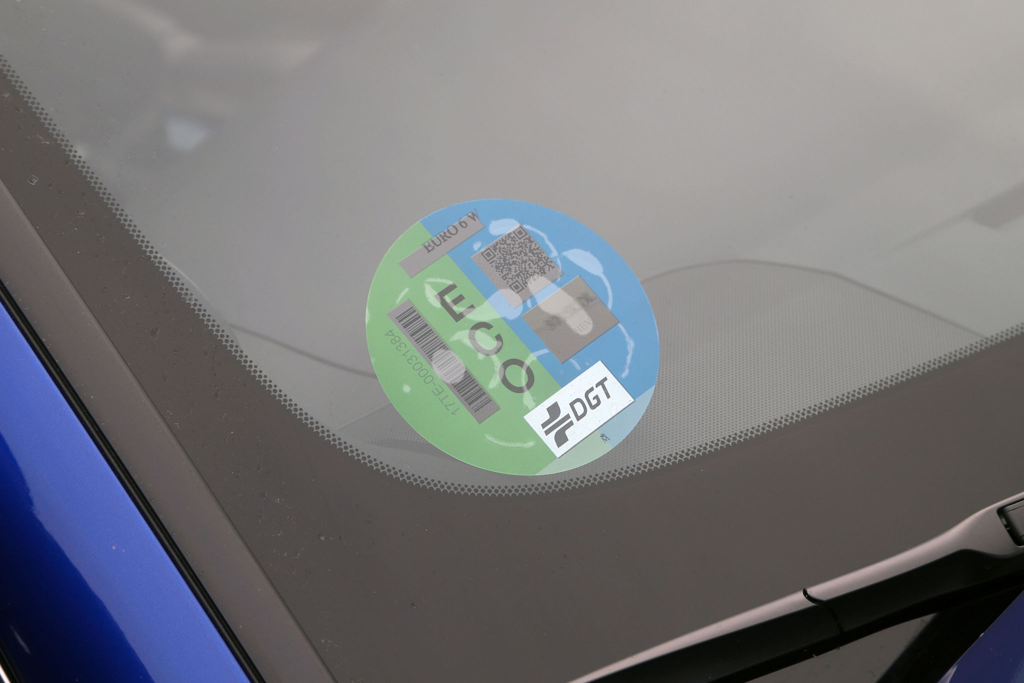 Coches con etiqueta: Etiquetas de la DGT: ¿Es obligatorio llevar la ...